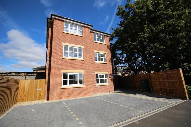1 bed flat to rent in Roff Ave, Bedford MK41, £850 pcm - Zoopla