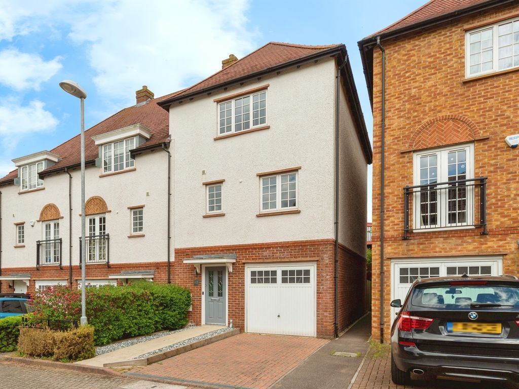 4 bed end terrace house for sale in Phoenix Drive, Letchworth Garden ...