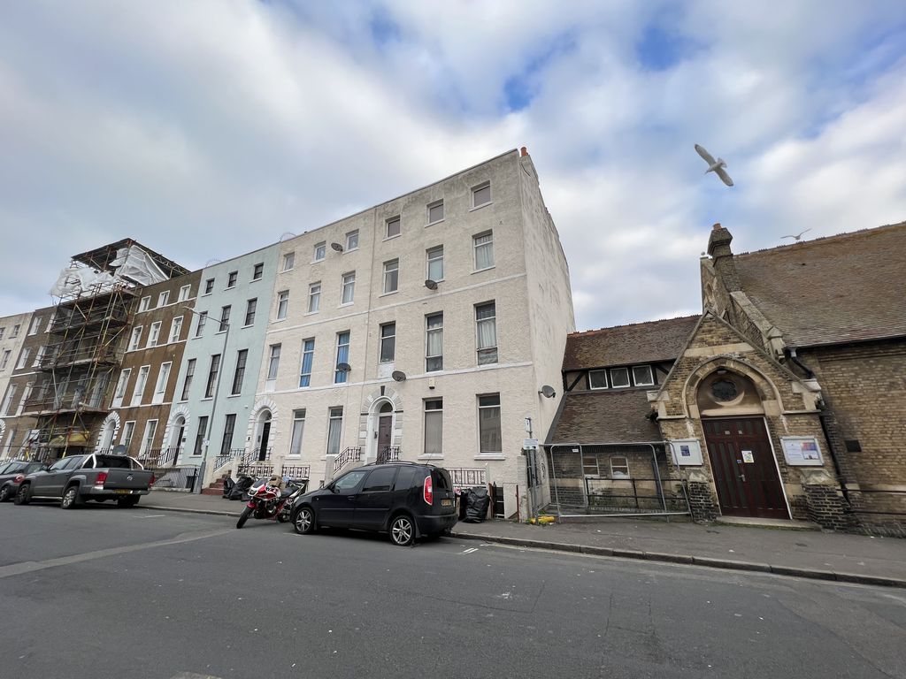 2 bed flat to rent in Union Crescent, Margate CT9, £750 pcm - Zoopla