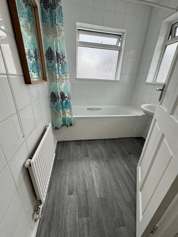 3 Bed Semi Detached House To Rent In North Drive Hounslow Tw3 £2 300