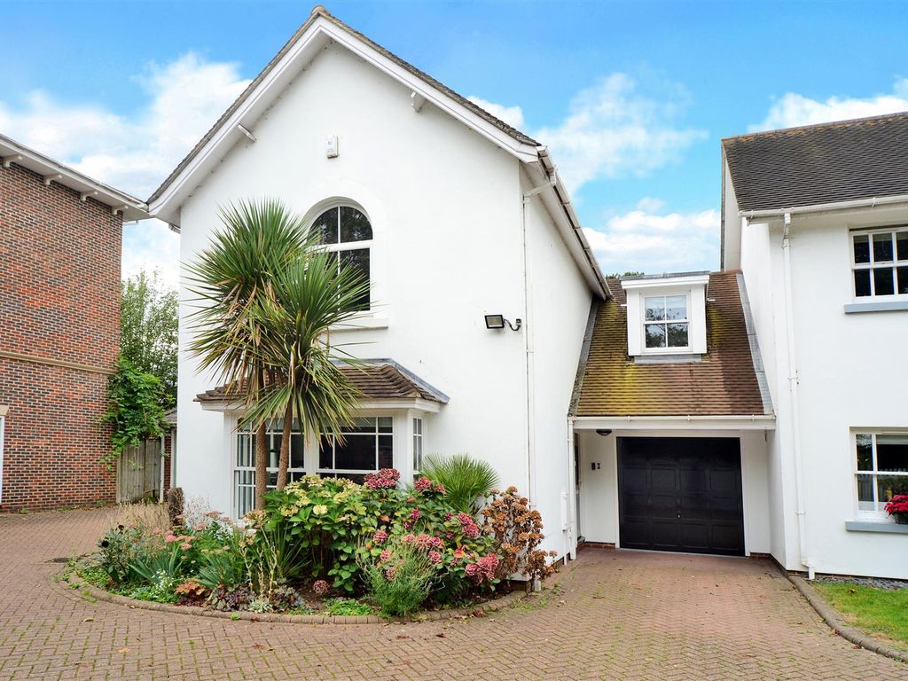 4 Bed Link Detached House For Sale In Read Close Thames Ditton Kt7 £
