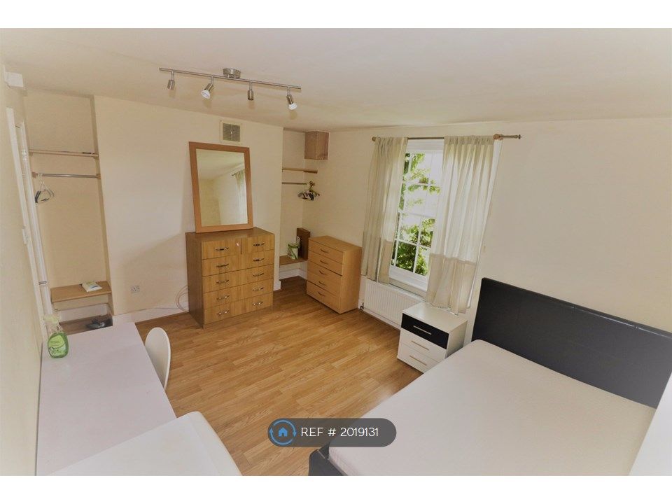 Room to rent in New Cross Road, New Cross Gate SE14, £1,000 pcm - Zoopla