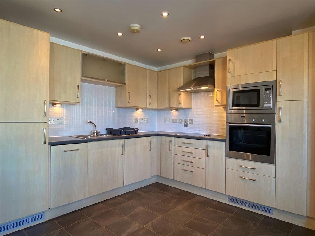 2 bed flat to rent in Princess Way, Swansea SA1 - Zoopla