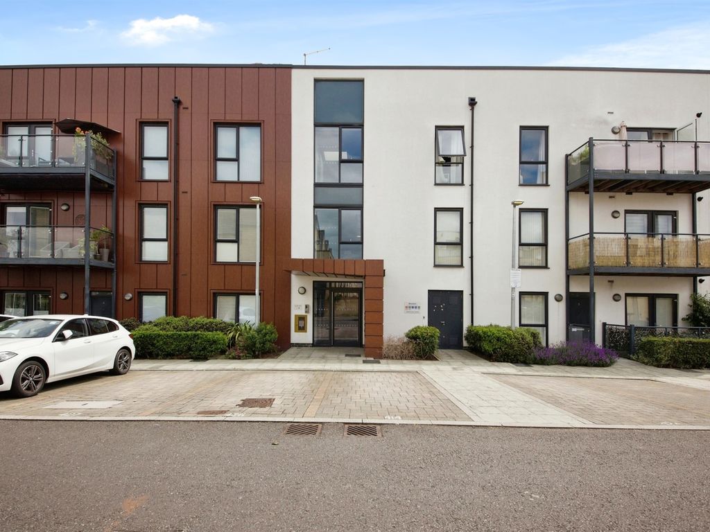2 bed flat for sale in Safflower Lane, Romford RM3, £390,000 - Zoopla
