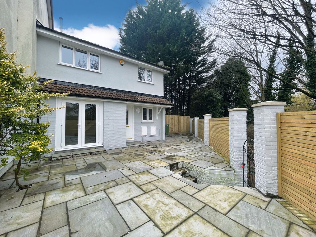 2 bed flat to rent in Craiglee Drive, Cardiff CF10, £1,200 pcm - Zoopla