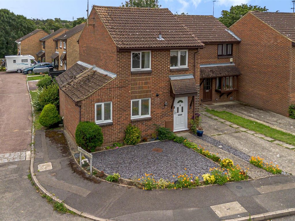 2 Bed End Terrace House For Sale In Jupiter Way Wokingham Berkshire