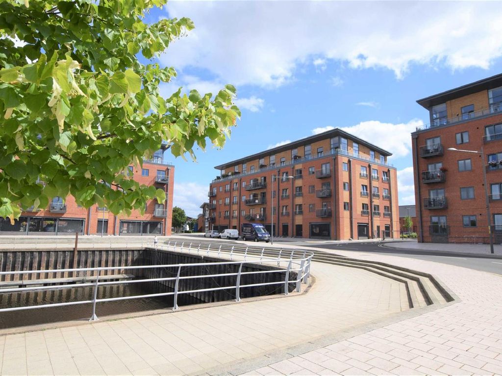 2 bed flat for sale in Woodhouse Close, Diglis WR5, £240,000 - Zoopla