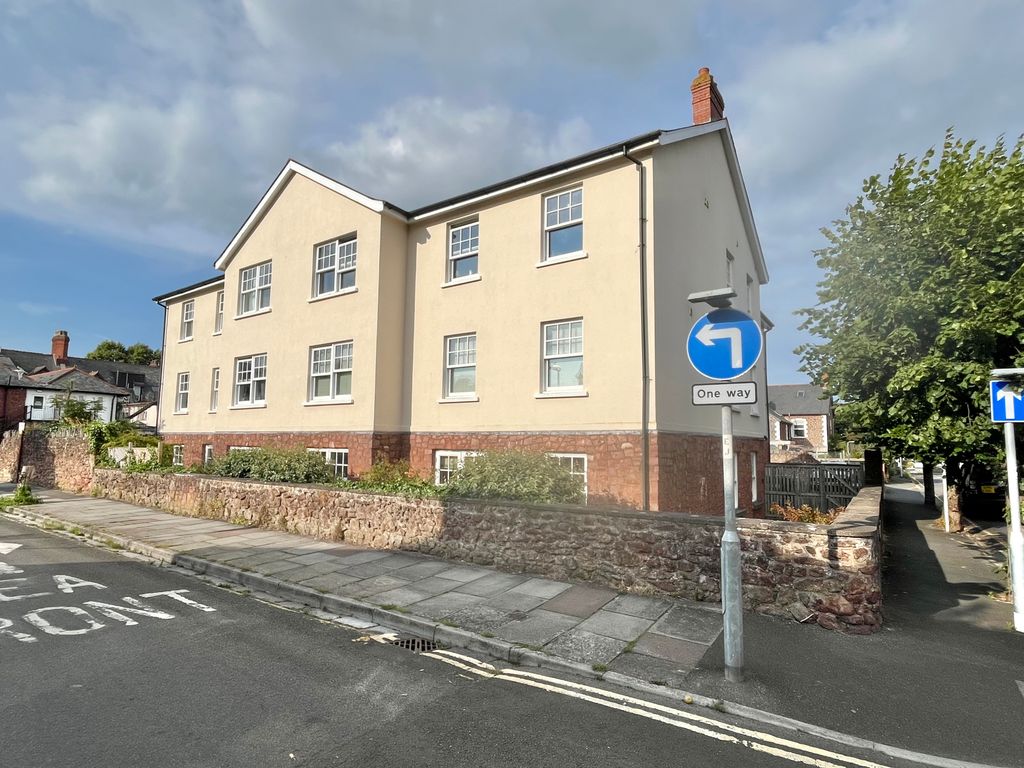 2 bed flat to rent in Tregonwell Road, Minehead TA24, £900 pcm - Zoopla