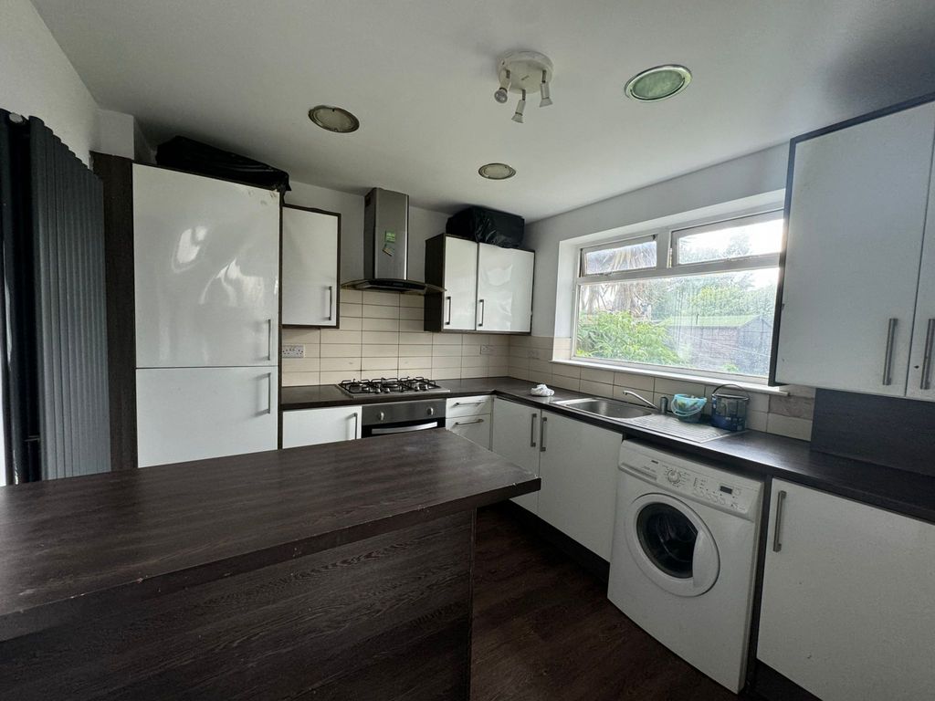 3 Bed Terraced House To Rent In Bushgrove Road Becontree Dagenham Rm8