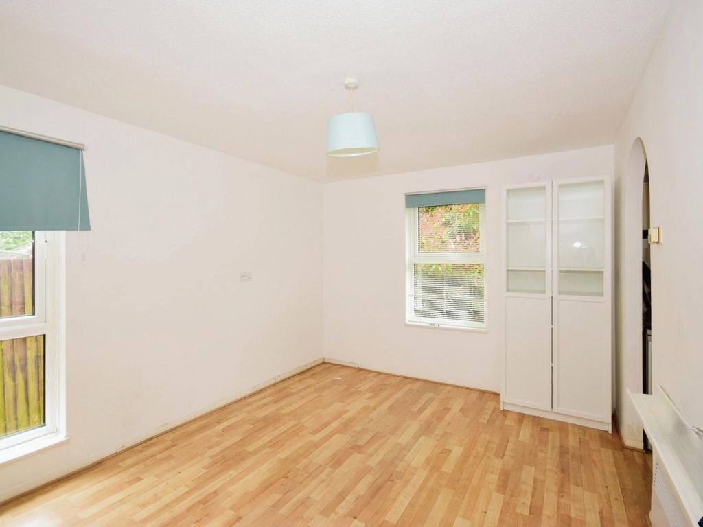 Studio to rent in Turnpike Lane, Sutton SM1, £1,000 pcm - Zoopla