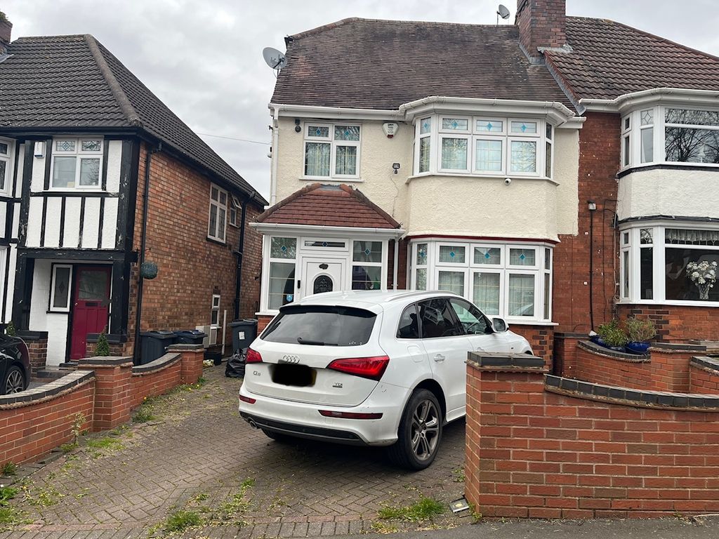 5 bed semi-detached house to rent in Old Farm Road, Birmingham B33, £ ...