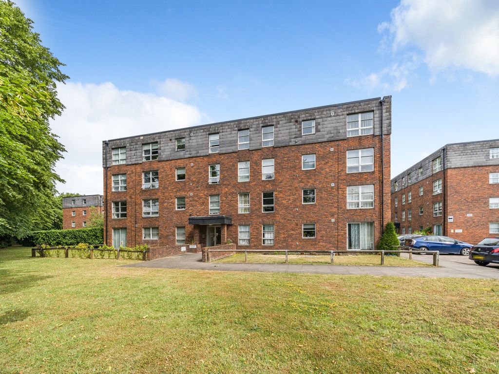 2 bed flat for sale in Marlowe Gardens, Eltham, London SE9 - Zoopla