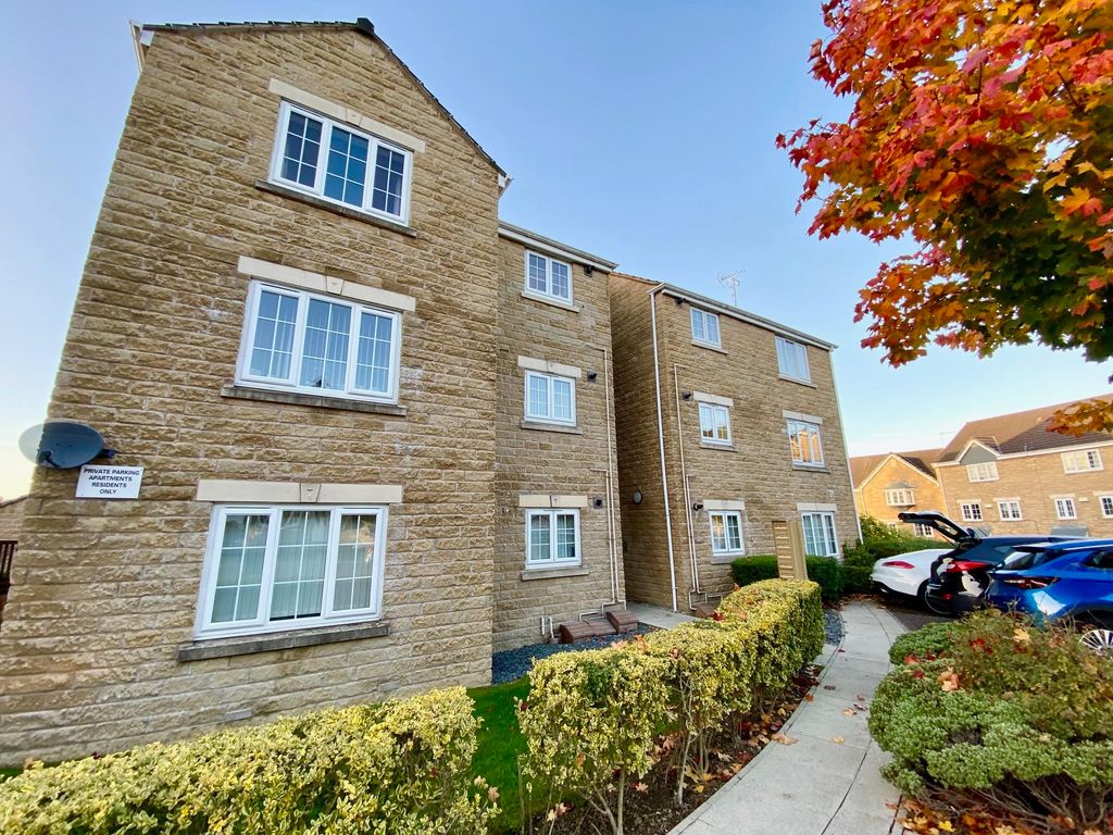 2 bed flat to rent in Wood View, Huddersfield HD2, £725 pcm - Zoopla