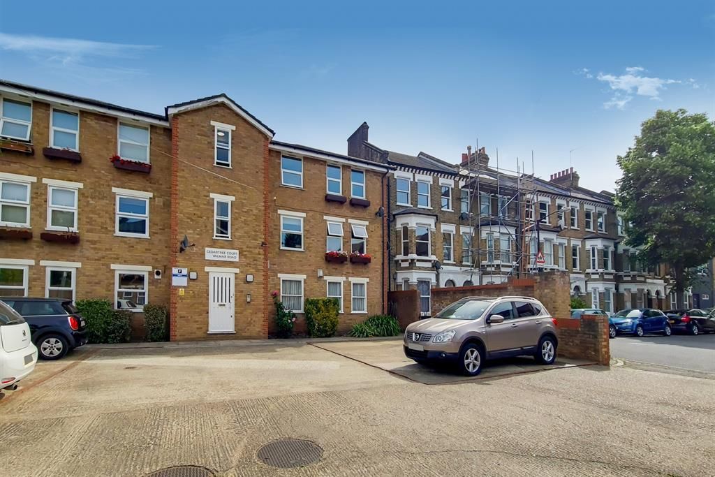 1 bed flat to rent in Cedar Court, 54 Valmar Road SE5, £1,500 pcm - Zoopla