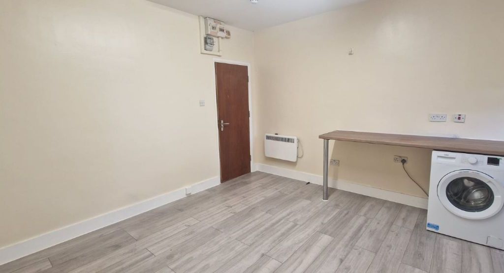 Studio to rent in Bull Lane, London N18, £1,200 pcm - Zoopla