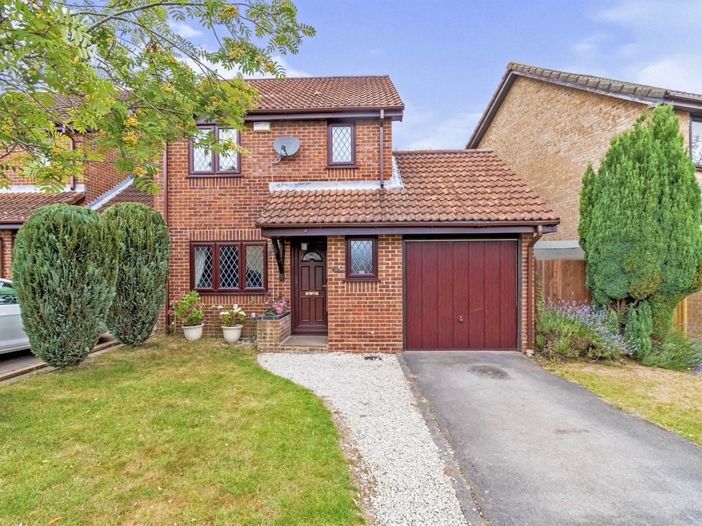 3 Bed Link Detached House For Sale In St Lawrence Close Hedge End