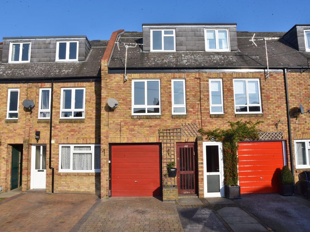 3 bed town house to rent in Colne Road, Twickenham TW2, £2,795 pcm - Zoopla