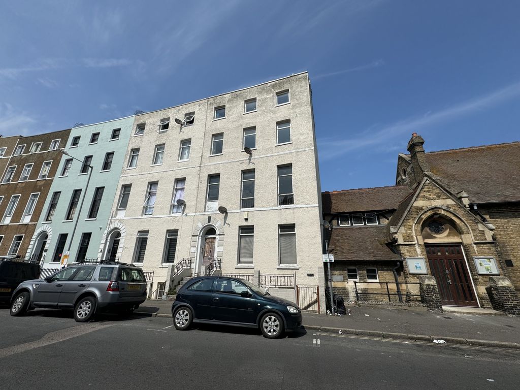 3 bed flat to rent in Union Crescent, Margate CT9, £825 pcm - Zoopla