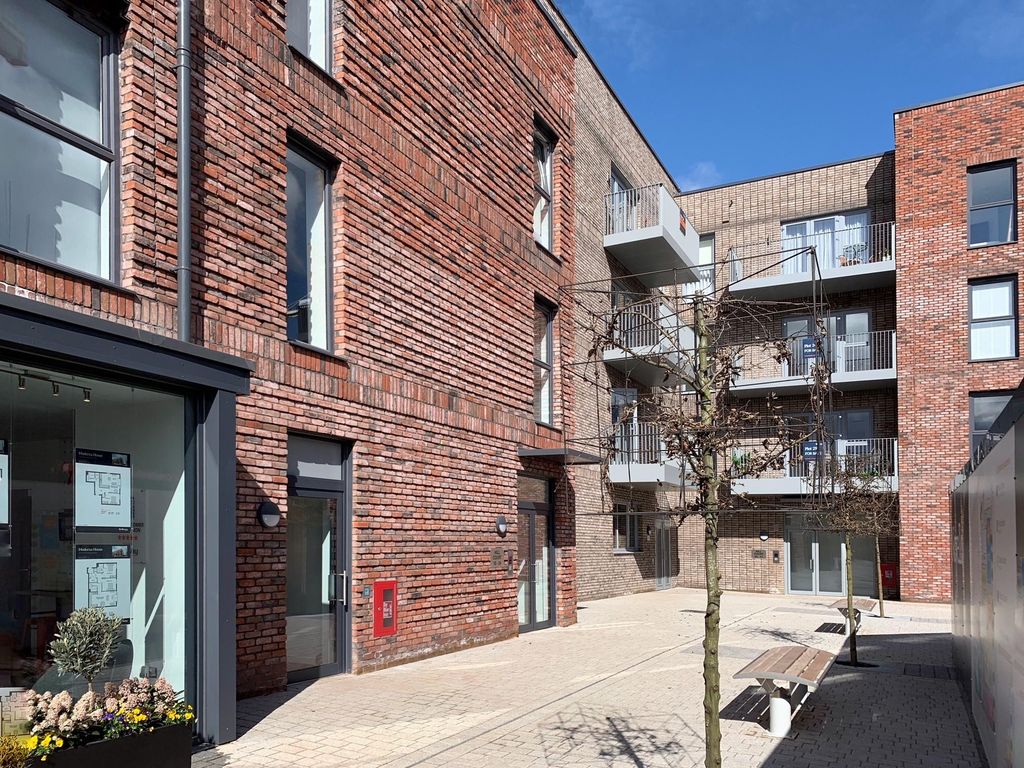 2 bed flat to rent in Victoria Road, Chelmsford CM1, £1,575 pcm - Zoopla