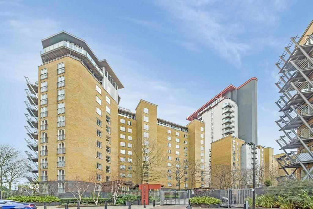 1 bed flat for sale in Seacon Tower, Hutchin Street, South Quay ...