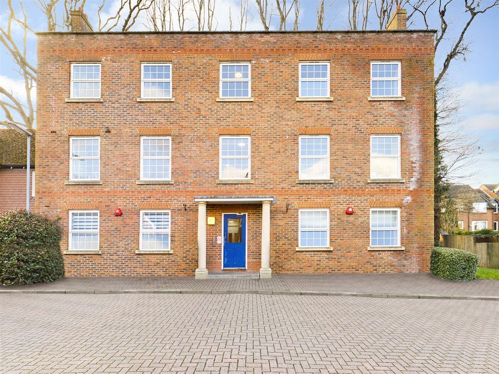 2 bed flat for sale in Spring Close, Crawley RH11 - Zoopla