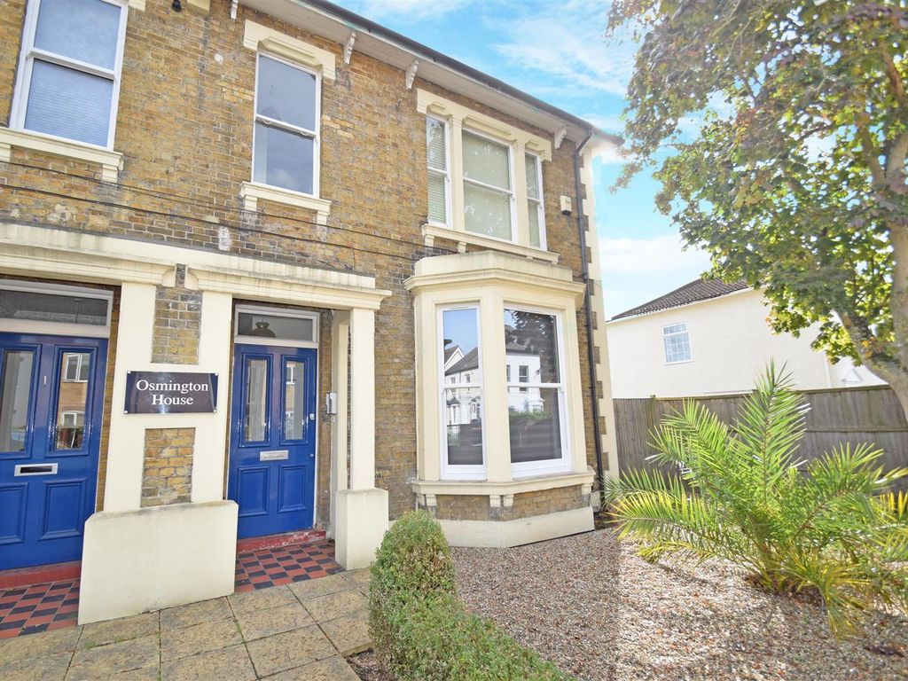 2 bed flat to rent in Gresham Road, Staines TW18, £1,495 pcm - Zoopla