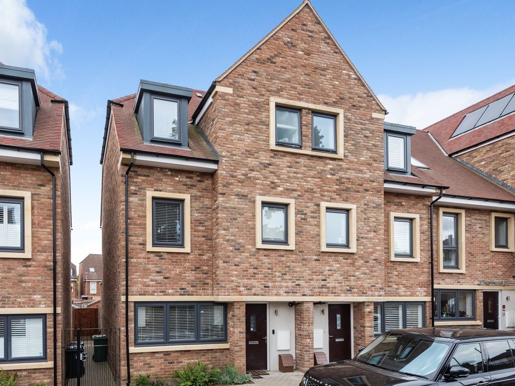 4 bed town house for sale in Acorn Way, Orpington BR6 - Zoopla