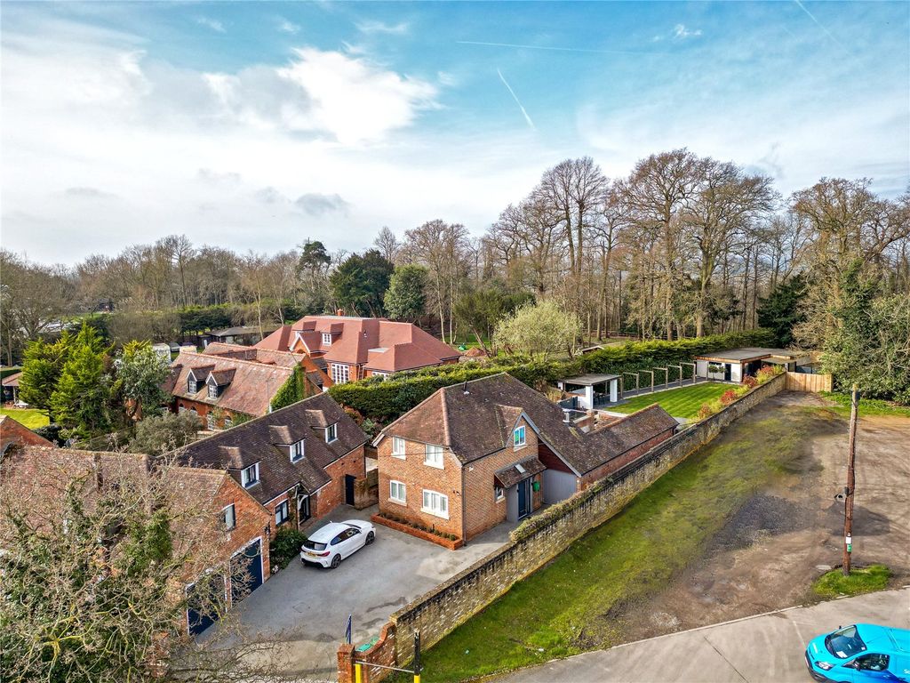3 bed detached house for sale in The Cottages, The Drive, Ickenham UB10 ...
