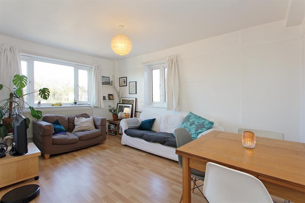 2 bed flat for sale in Hunter Court, London SE5, £350,000 - Zoopla