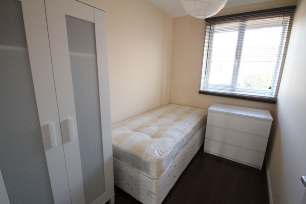 Room to rent in Beryl Avenue, Beckton E6, £650 pcm - Zoopla