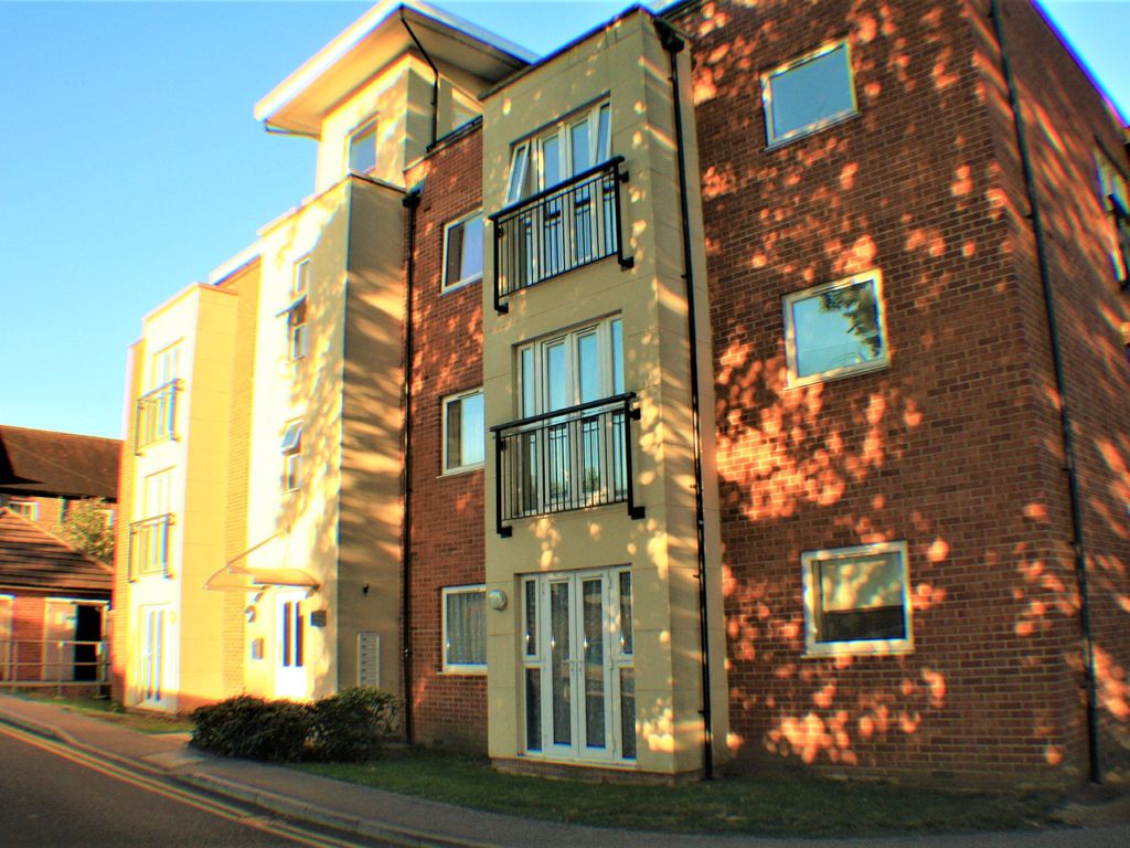 2 bed penthouse for sale in Bronte Close, Slough SL1, £325,000 - Zoopla
