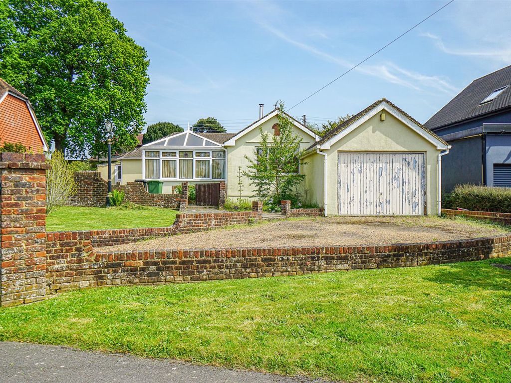 3 bed bungalow for sale in Oakhurst Road, Battle TN33, £425,000 - Zoopla