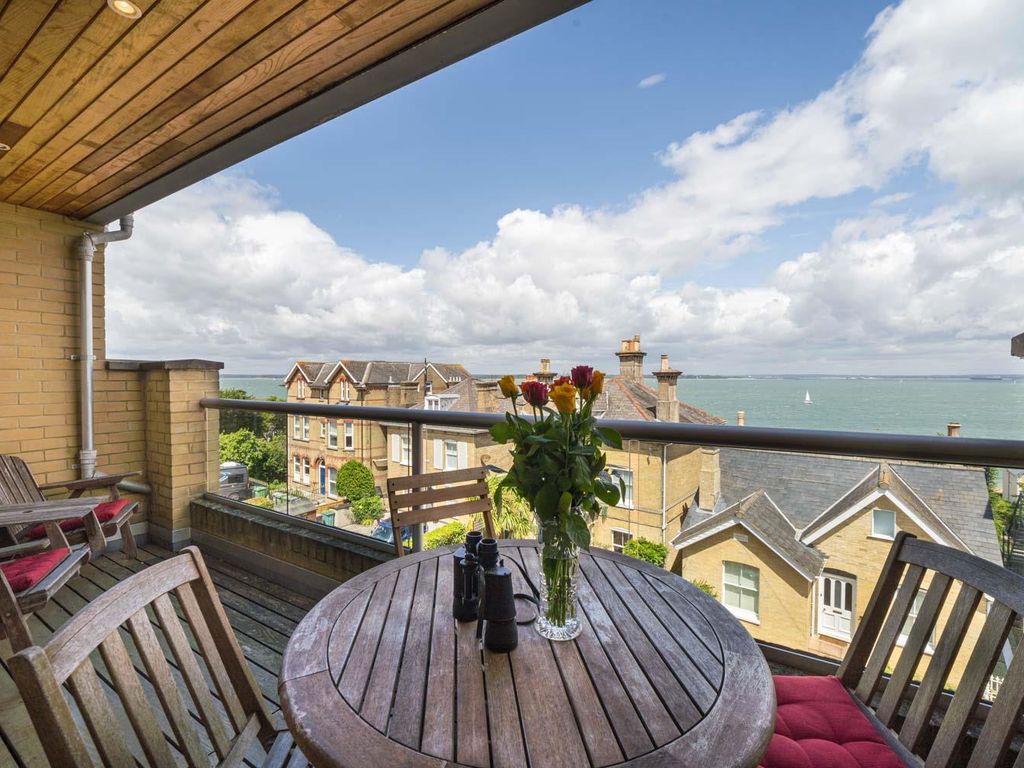 3 bed town house for sale in Cliff Road, Cowes PO31, £699,950 - Zoopla