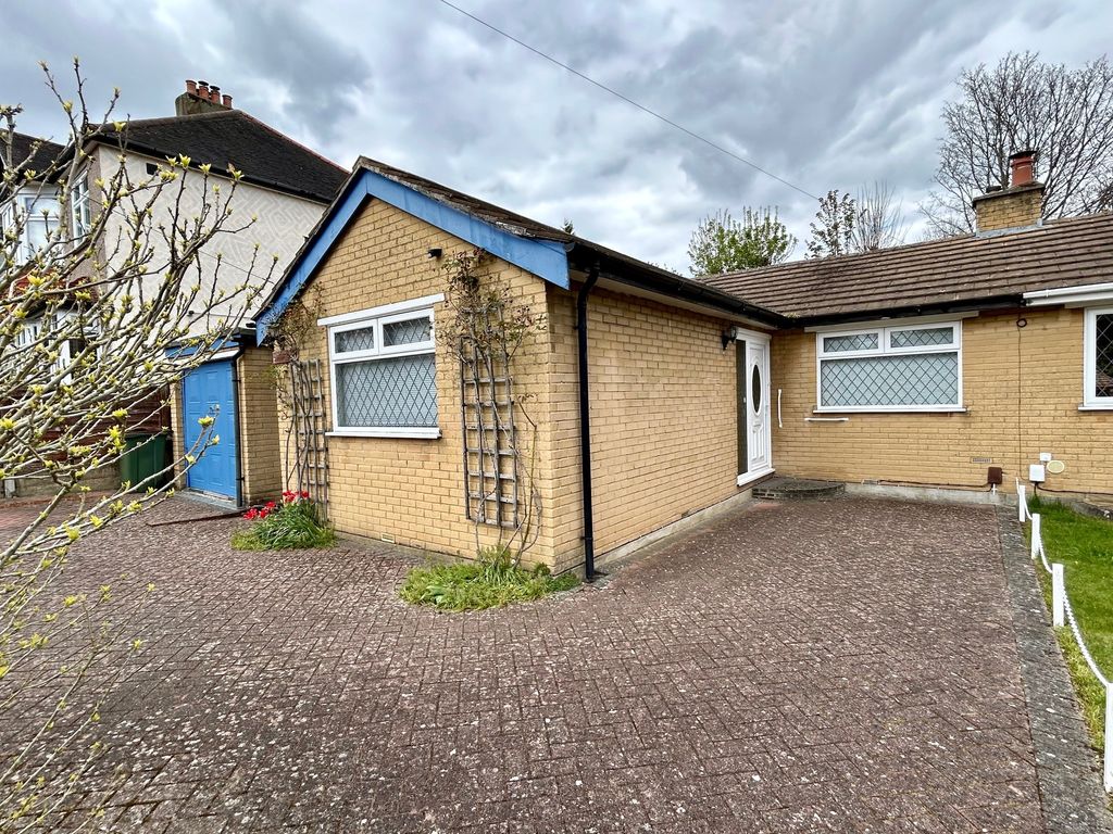 2 Bed Semi Detached Bungalow For Sale In Hawthorne Avenue Carshalton