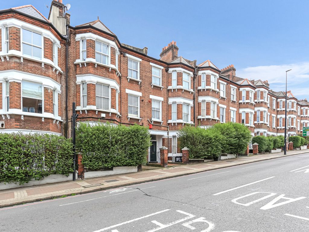 1 bed flat to rent in Latchmere Road, London SW11, £1,550 pcm - Zoopla