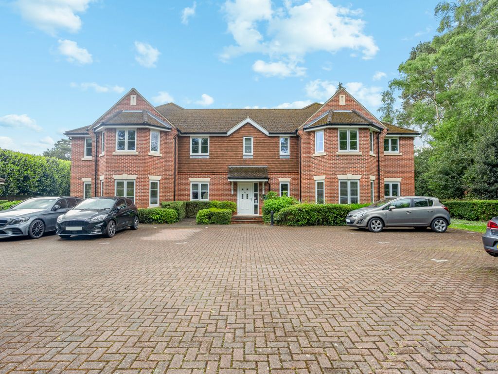 2 Bed Flat For Sale In Finchampstead Road Finchampstead Wokingham