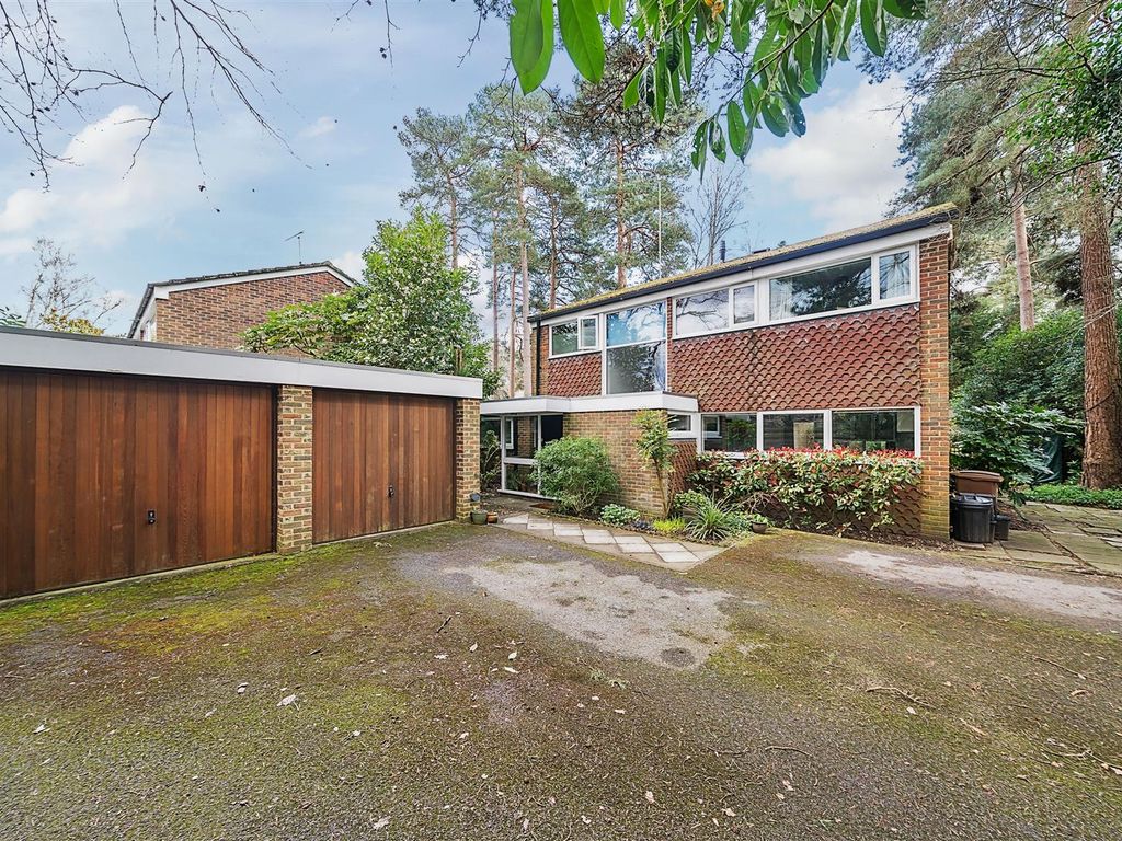 4 bed detached house for sale in Heathermount Drive, Crowthorne ...