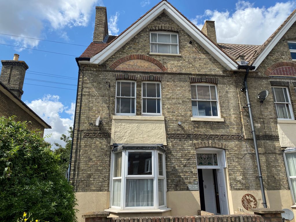 1 bed flat to rent in Old North Road, Royston SG8, £895 pcm - Zoopla