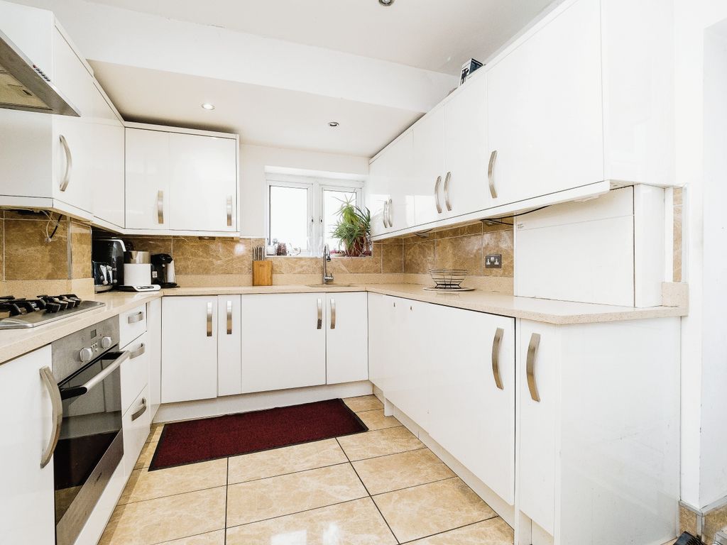 2 bed terraced house for sale in Chadwin Road, London E13 - Zoopla