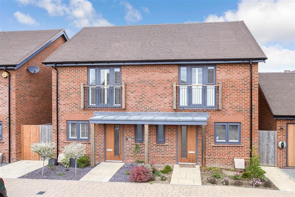 2 Bed Semi Detached House For Sale In Gordons Way Pease Pottage