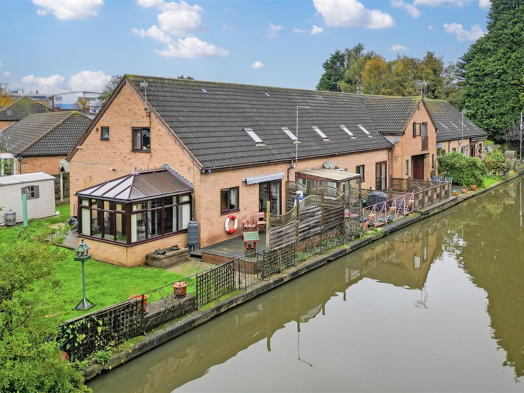 3 bed end terrace house for sale in Waterside Gardens, Lenton ...