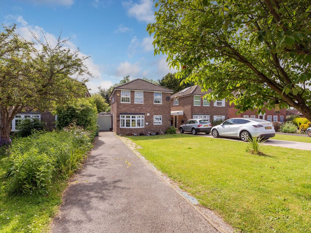 4 bed detached house for sale in Barn Drive, Maidenhead SL6, £695,000 - Zoopla