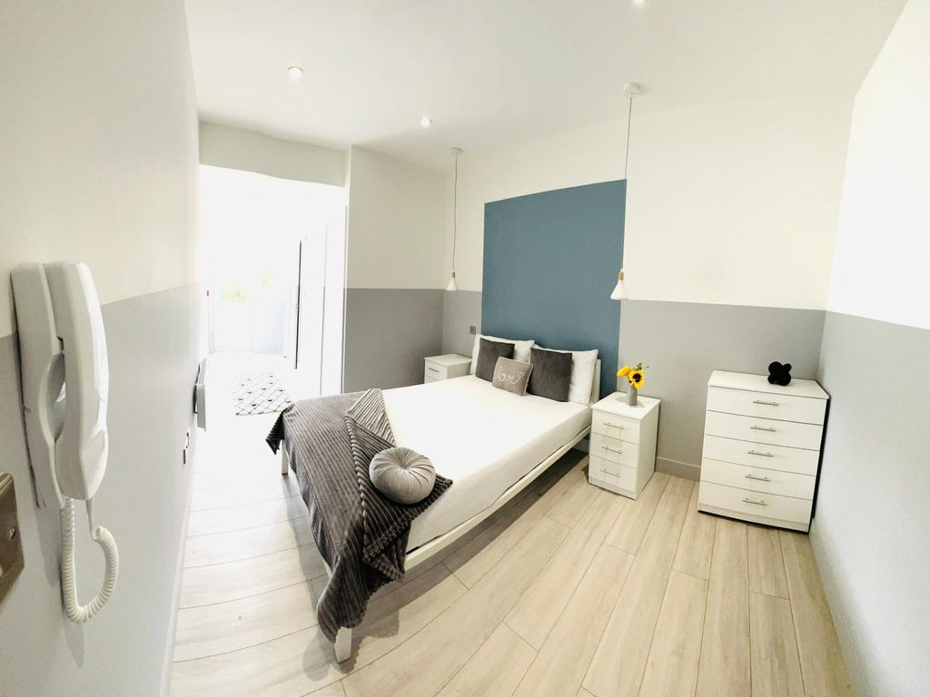 1 bed flat to rent in Manor Way, Mitcham CR4, £1,127 pcm - Zoopla