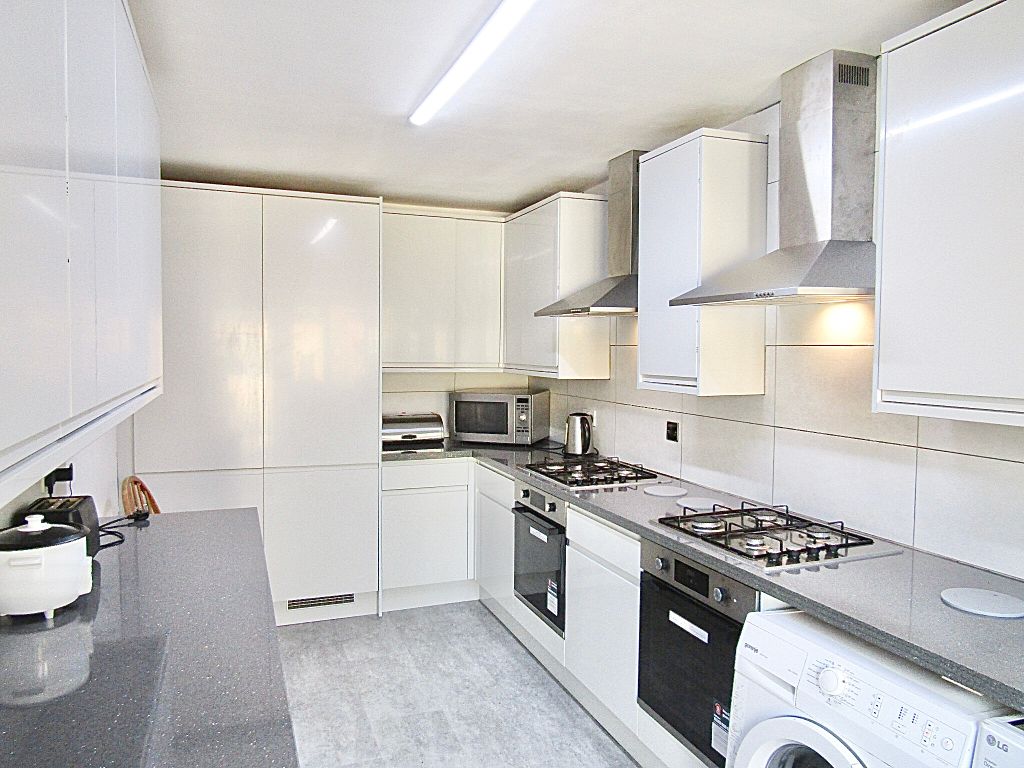 Room to rent in Kendal Drive, Slough SL2 - Zoopla