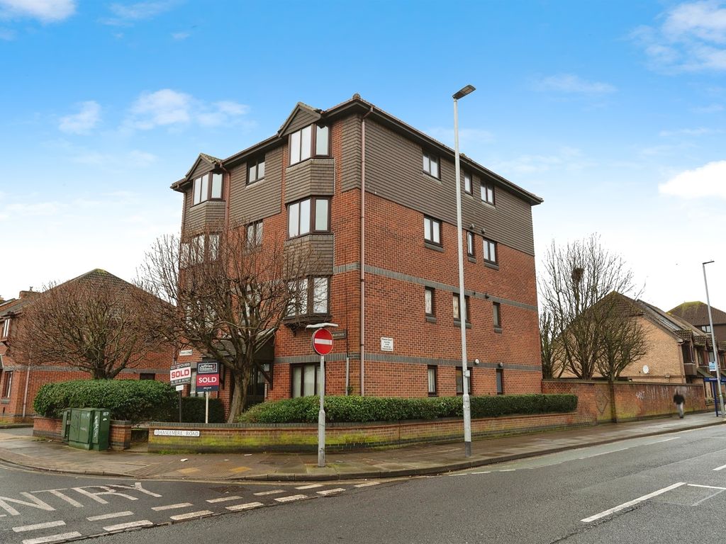 2 bed flat for sale in Rowan Court, Southsea PO4, £150,000 - Zoopla