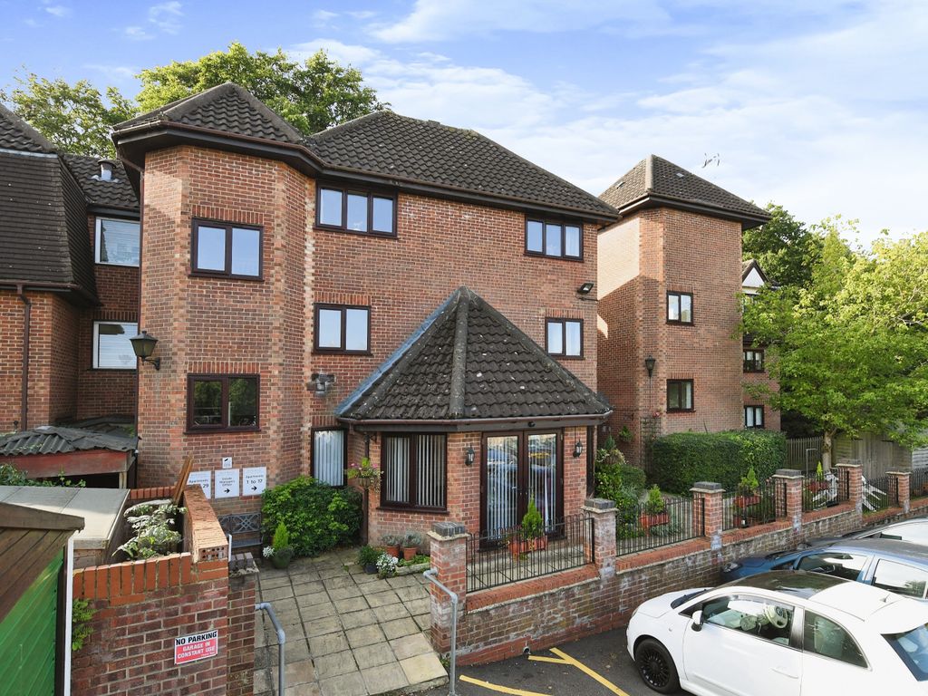 1 bed flat for sale in Beech Spinney, Lorne Road, Brentwood, Essex CM14 ...