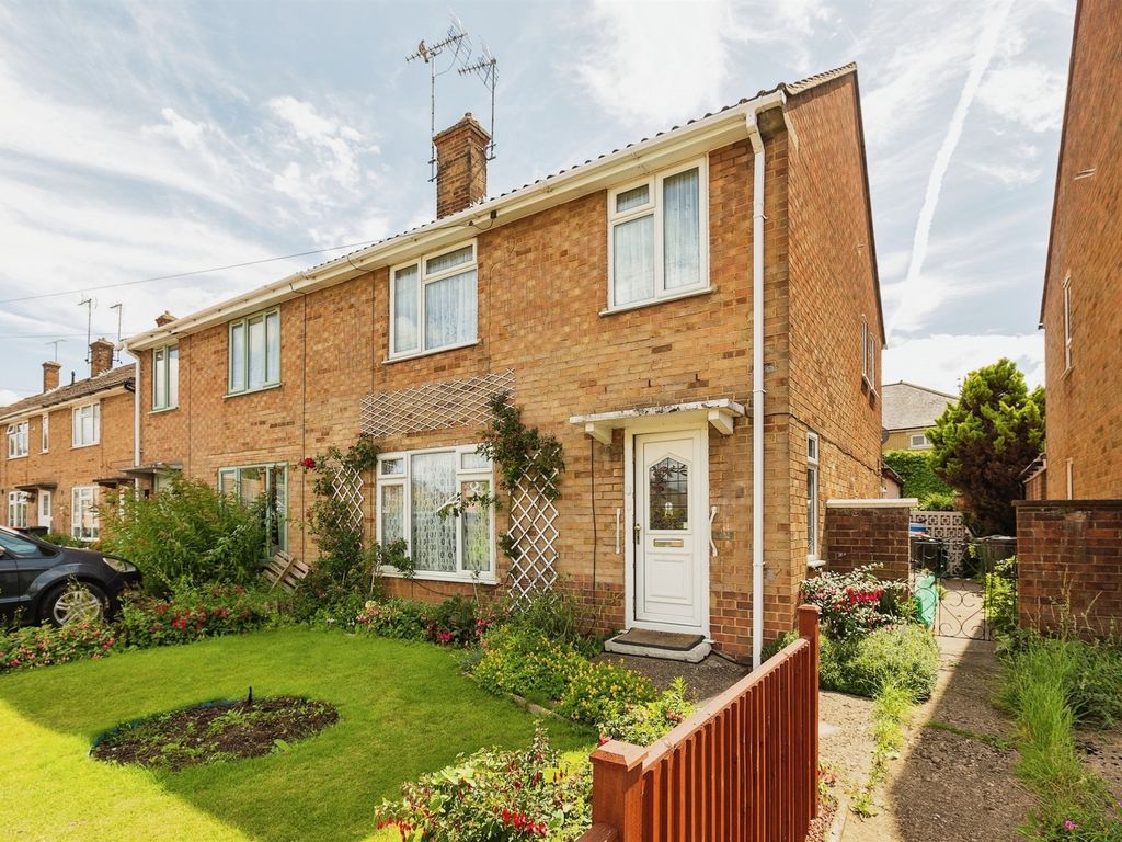 3 Bed Semi Detached House For Sale In Lammas Walk Leighton Buzzard Lu7