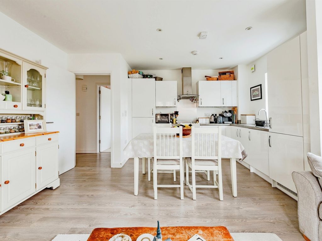 2 bed flat for sale in Forge Road, Crawley RH10, £145,000 - Zoopla