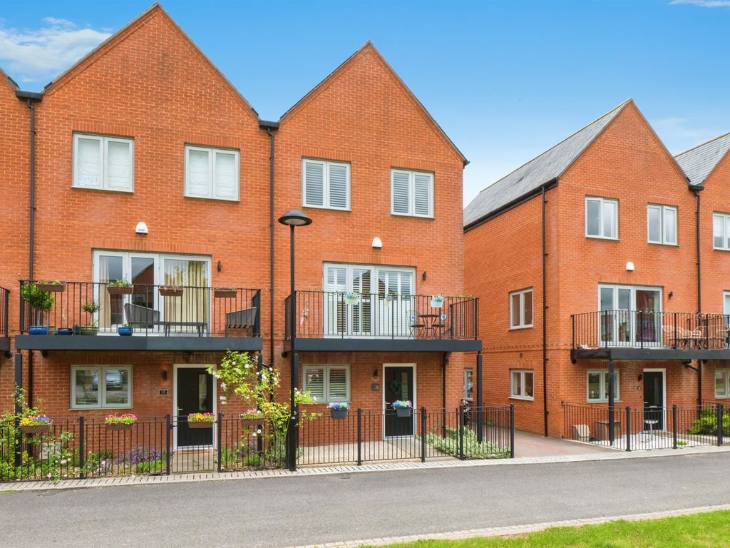 4 bed end terrace house for sale in Roman Drive, Winchester SO22, £ ...