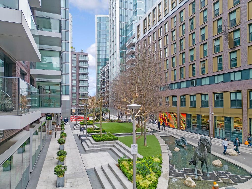1 bed flat to rent in Piazza Walk, London E1, £2,470 pcm - Zoopla